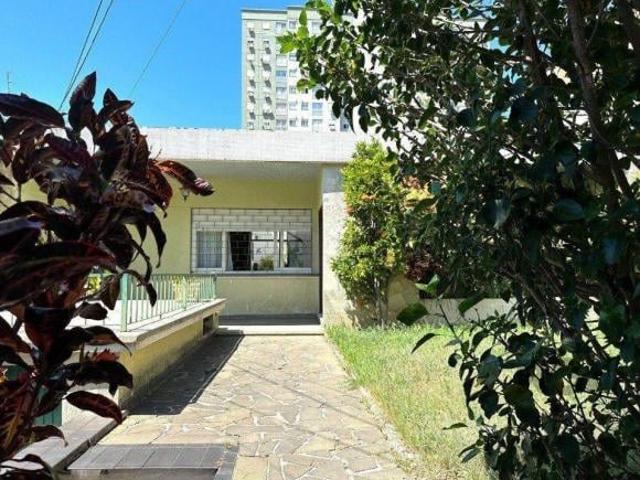 Casa 3 dormitórios no Bairro Glória, próxima a Prof. Oscar Pereira