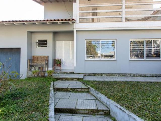 Casa 3 Dormitórios no Bairro Tristeza com 2 Vagas de Garagem