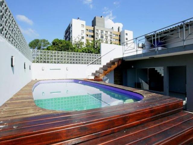 Casa 3 dormitórios no bairro Tristeza, junto ao Foro