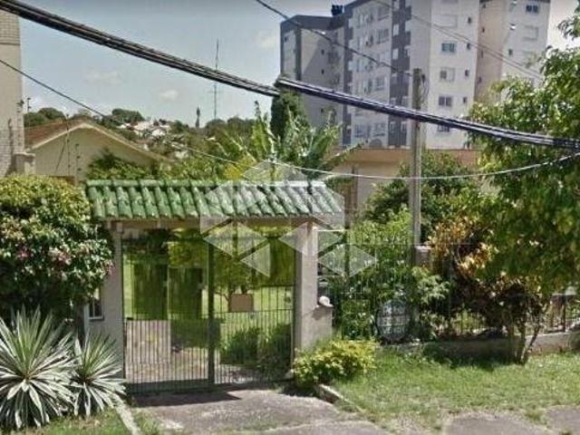 Casa 3 dormitórios no miolo do bairro Tristeza