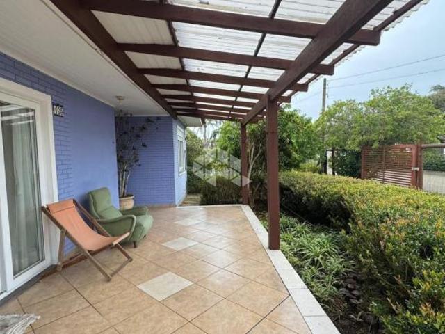 Casa 3 dormitórios, sendo 1 suíte, totalmente mobiliada e vaga para 2 carros na praia de Atlântida e