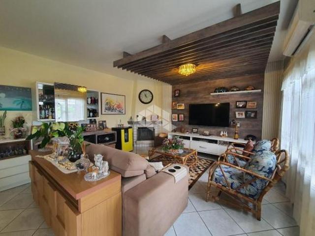 Casa 3 dormitórios, sendo 1 suíte, mobiliada, área externa com piscina e edícula completa no Centro