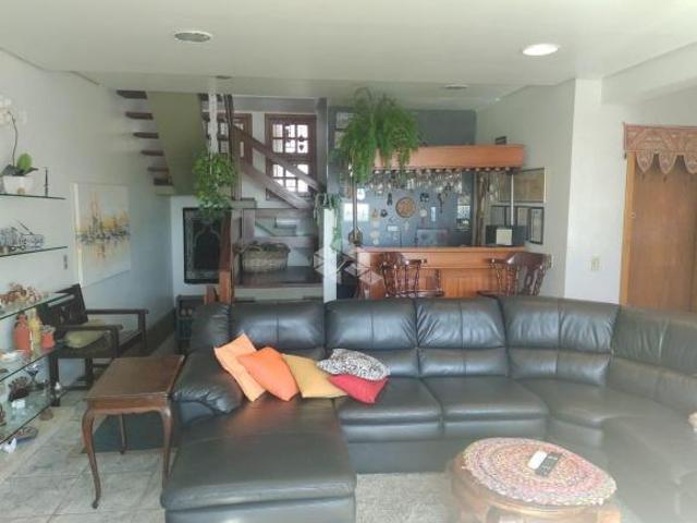 Casa 3 dormitórios, suíte com closet, banheira, piscina, lareira, 4 vagas, pátio, semi mobiliada