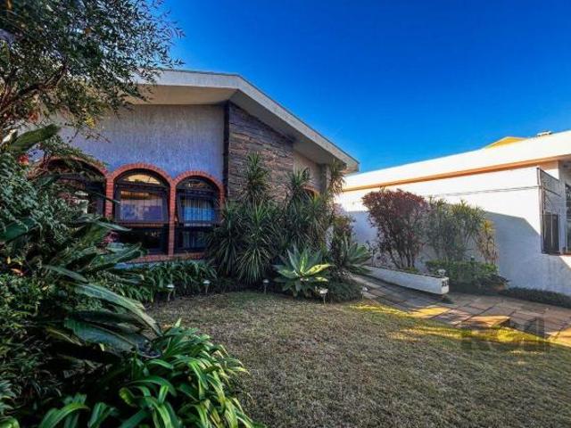 Casa 3 dormitórios, suíte, lareira, churrasqueira, pátio, vaga garagem com 309 m² privativos