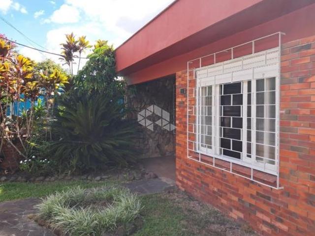 Casa 3 dormitórios, suíte, vaga de garagem, pátio e churrrasqueira