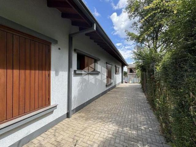 Casa 3 suítes, nova, a poucos minutos do Centro de Gramado