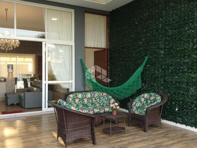 Casa 3 suítes, sendo 2 demi suítes, térrea, mobiliada no condomínio fechado Dubaí Resort em Capão da