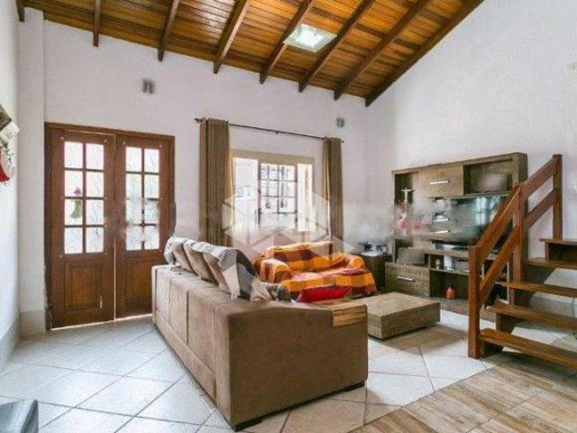 CASA 3 QUARTOS, 1 SUÍTE E 2 VAGAS DE GARAGEM NO BAIRRO CAMAQUÃ