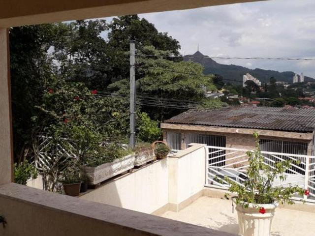 CASA 3 QUARTOS 1 SUÍTE, QUINTAL COM CHURRASQUEIRA E 3 VAGAS DE GARAGEM