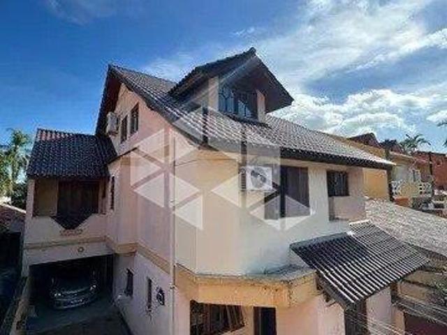Casa 3 quartos, 1 suíte, sala com lareira, Churrasqueira