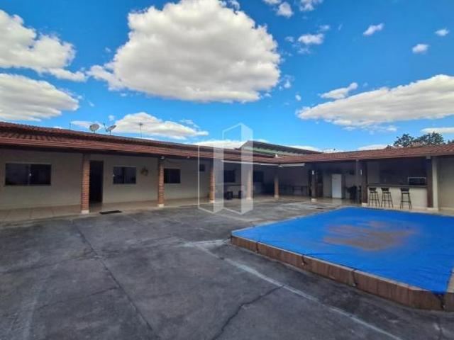 Casa 3 Quartos, 1 Suíte,sala de visita e sala de tv,cozinha,armários,banheir.