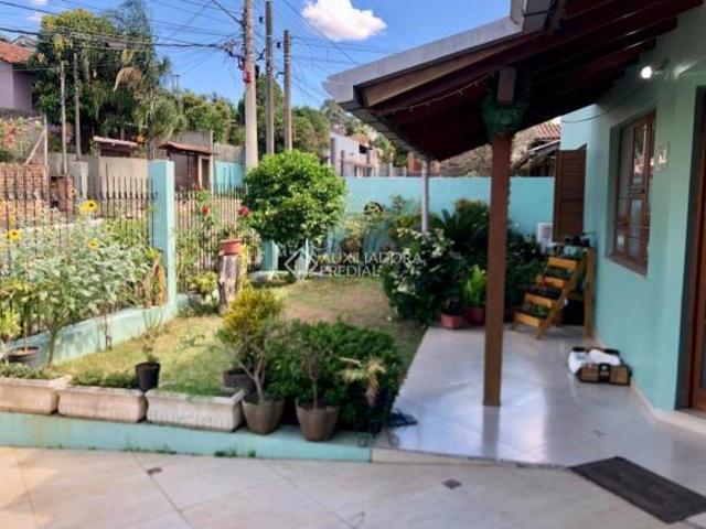 Casa 3 quartos, 2 banheiros e garagem para 2 carros no bairro Petrópolis em Novo Hamburgo