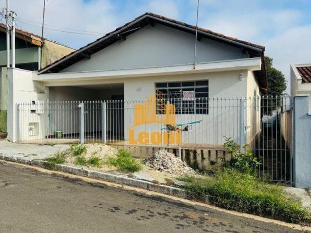 Casa 3 quartos com sala de jantar/cozinha além de um grande terreno