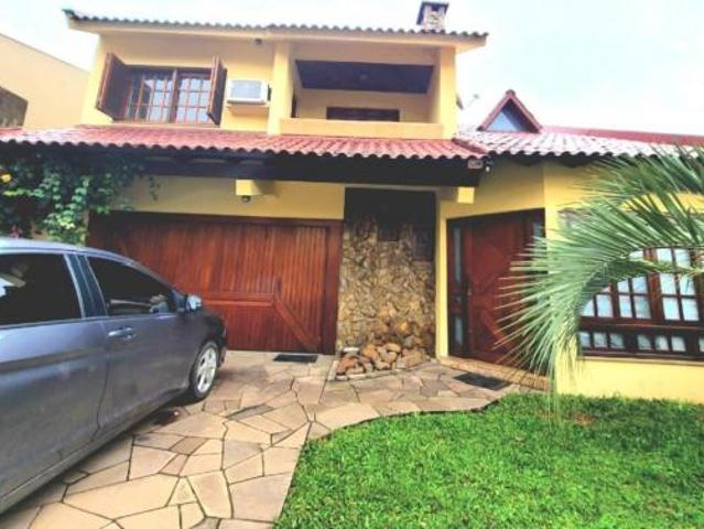 CASA 3 QUARTOS COM SUITE C/BANHEIRA DE HIDRO, PISCINA E GARAGEM PARA 2 CARROS