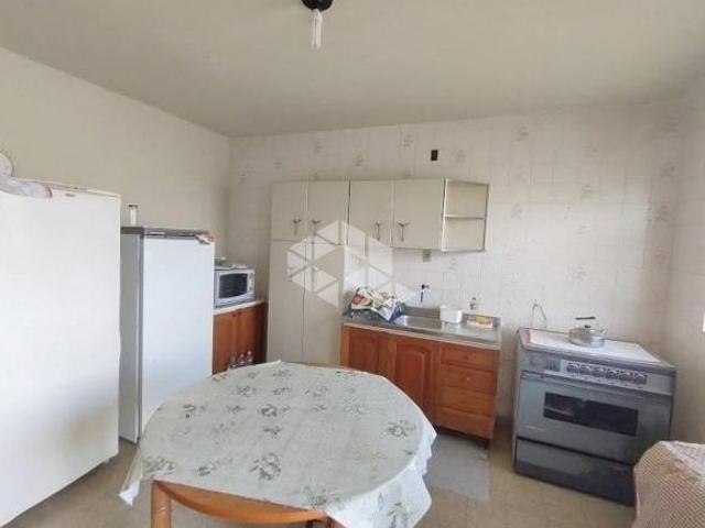 Casa 3 quartos e 3 lojas, no Bairro Camaquã, em Porto Alegre