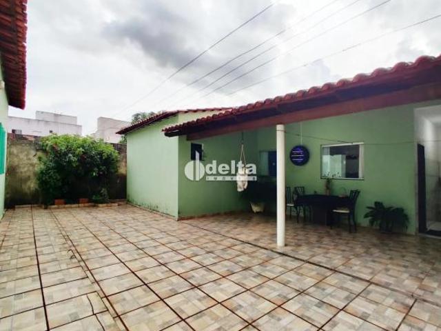 Casa 3 quartos sendo 1 suíte disponível para venda no bairro Santa Mônica em Uberlândia MG