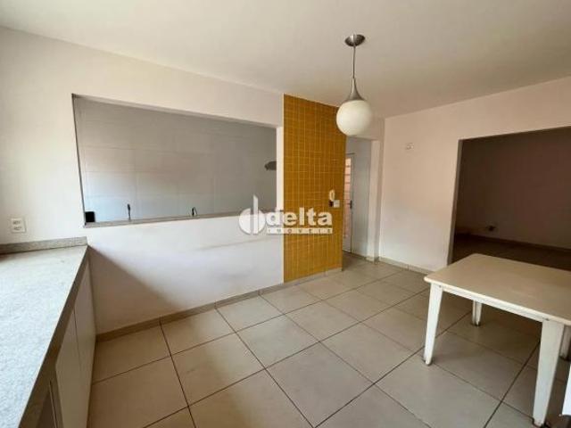 Casa 3 quartos, sendo 1 suíte disponível para venda no bairro Umuarama em Uberlândia MG