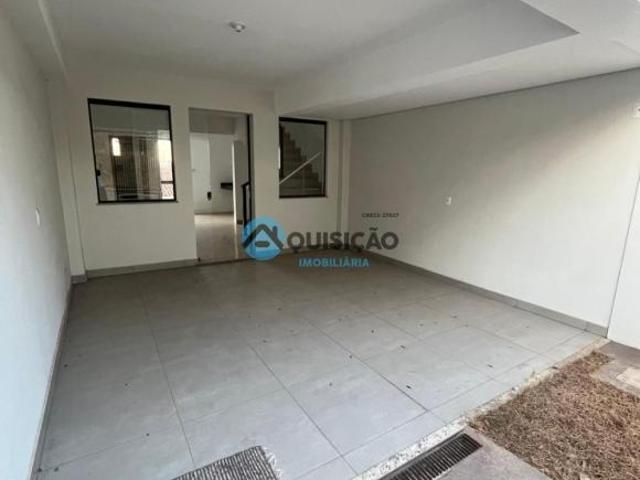 Casa 3 Quartos sendo um Suíte com Quintal