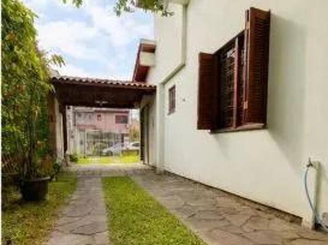 Casa 4 domitorios sendo uma suite com 6 vagas em 195m2 no bairro Guaruja