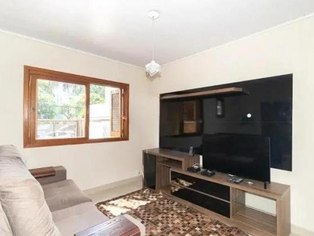 CASA 4 DORM. A VENDA NO BAIRRO CAMAQUÃ POA