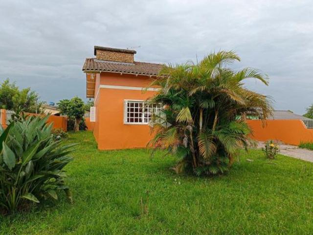 Casa 4 dormitórios, 03 banheiros, garagem fechada com extenso jardim
