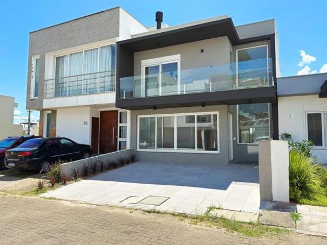 Casa 4 dormitórios 1 dorm térreo no Condomínio Villa Amalfi, na zona sul de Porto Alegre