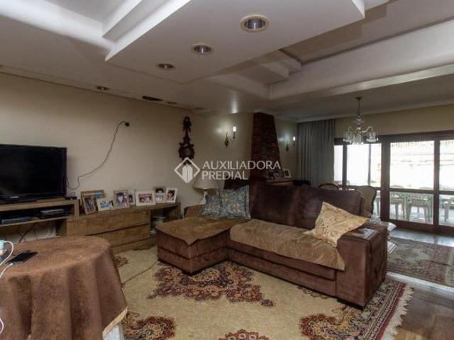 Casa de 110m² no Passo da Areia com 4 dormitórios e amplo salão comercial