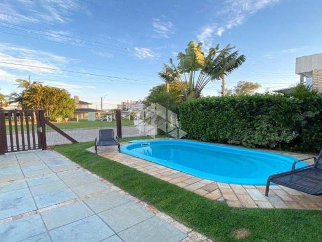Casa 4 dormitórios, 1 suíte, piscina, totalmente mobiliada em na praia de Atlântida em Xangri Lá