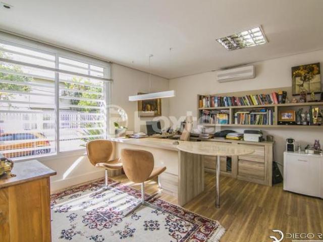 Casa, 4 dormitórios, 220 m², em Menino Deus
