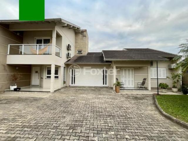 Casa, 4 dormitórios, 235 m², em Centro
