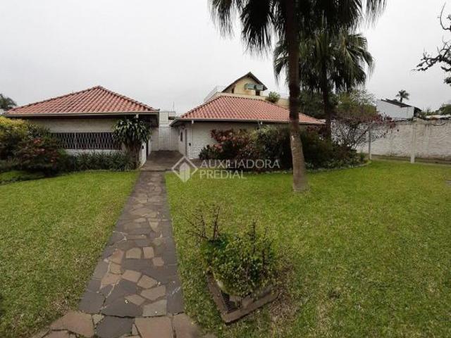 Casa 4 dormitórios 250m2 privativos 1 vaga de garagem no bairro Partenon