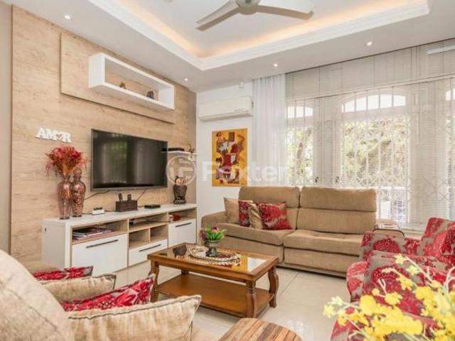 Casa, 4 dormitórios, 264.21 m², em Menino Deus
