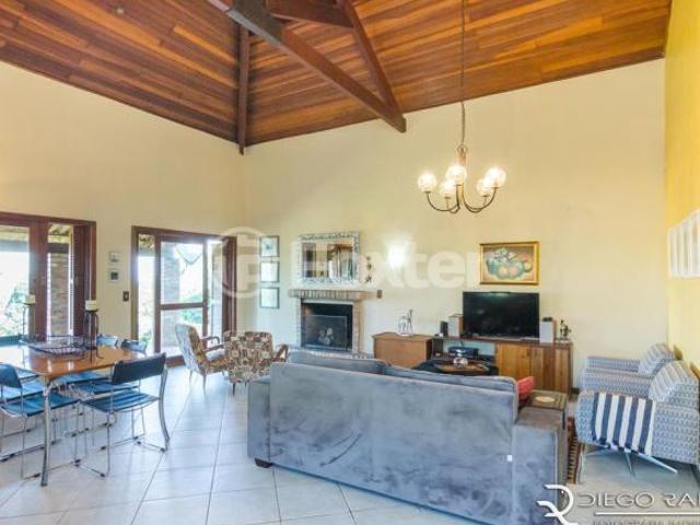Casa, 4 dormitórios, 280 m², em Teresópolis