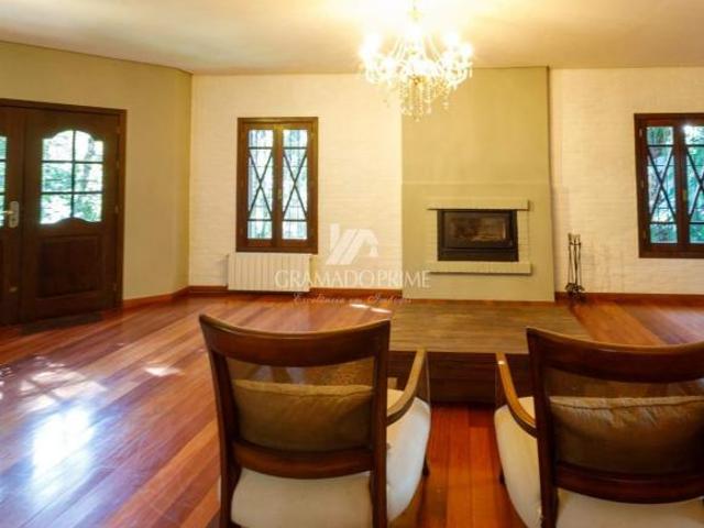 CASA 4 DORMITÓRIOS