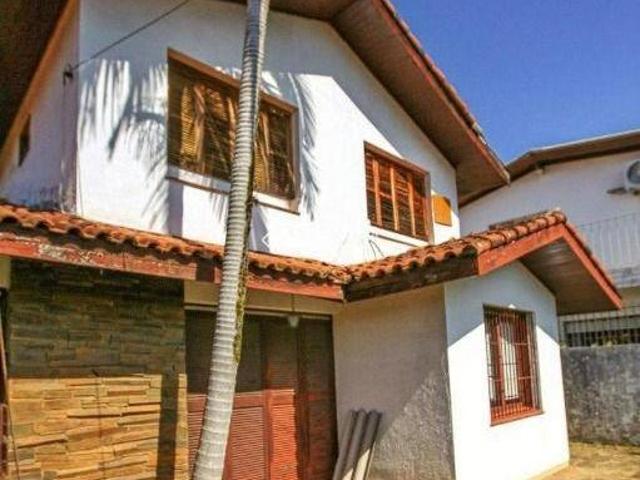 Casa 4 dormitórios, 2 vagas, frente para 2 ruas no bairro Tres Figueiras