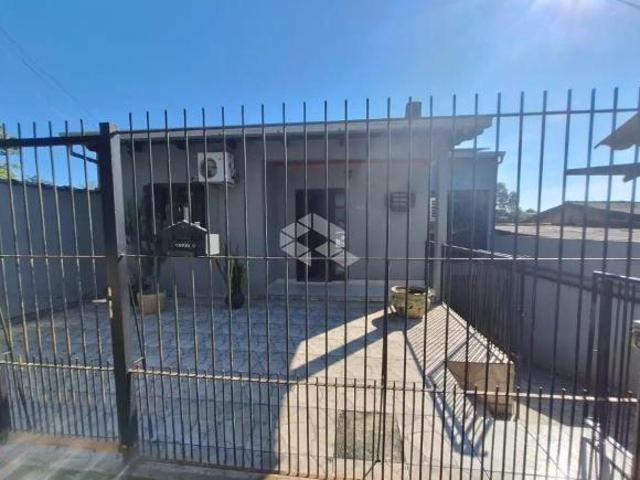 Casa 4 dormitórios, 2 banheiros, 6 vagas, piscina, churrasqueira, deck, pátio amplo nos fundos com p