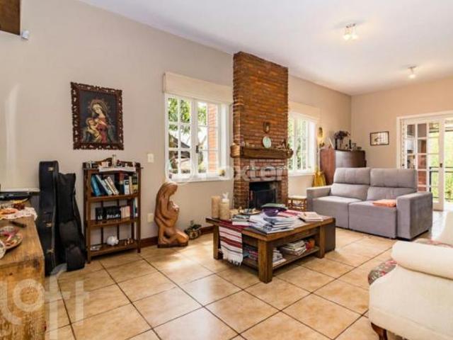 Casa, 4 dormitórios, 352.19 m², em Belém Novo