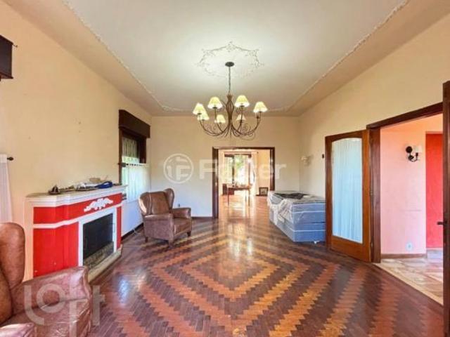 Casa, 4 dormitórios, 374 m², em Menino Deus