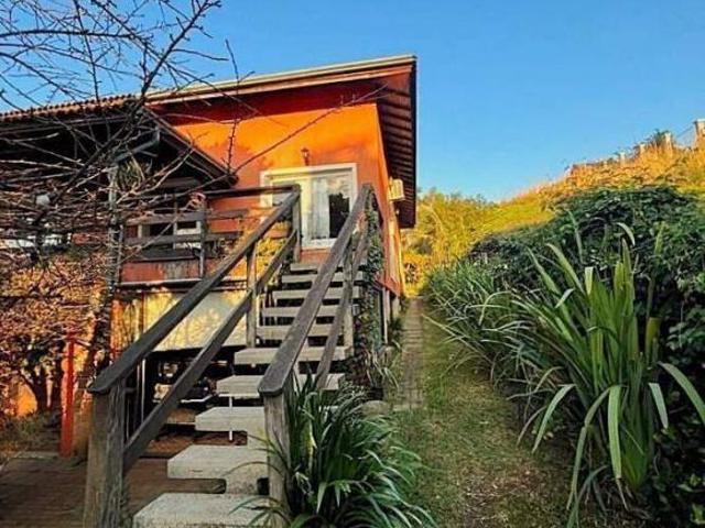 CASA 4 DORMITORIOS