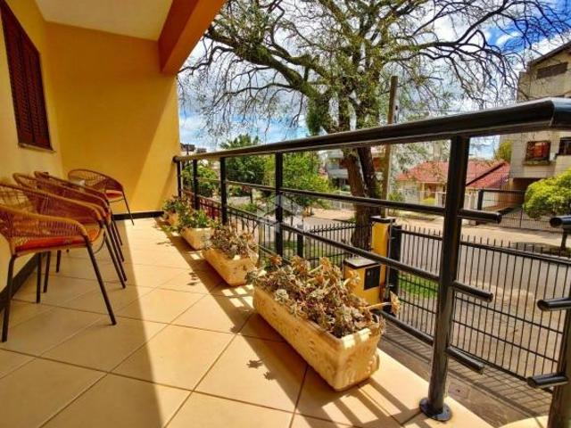 Casa 4 dormitórios, 4 suítes, 340m², vaga para 11 carros no Jardim Planalto, Porto Alegre