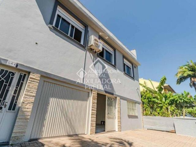 Casa 4 dormitórios, 5 vagas, bairro Chácara das Pedras em Porto Alegre