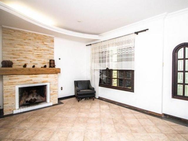 CASA/ 4 DORMITORIOS