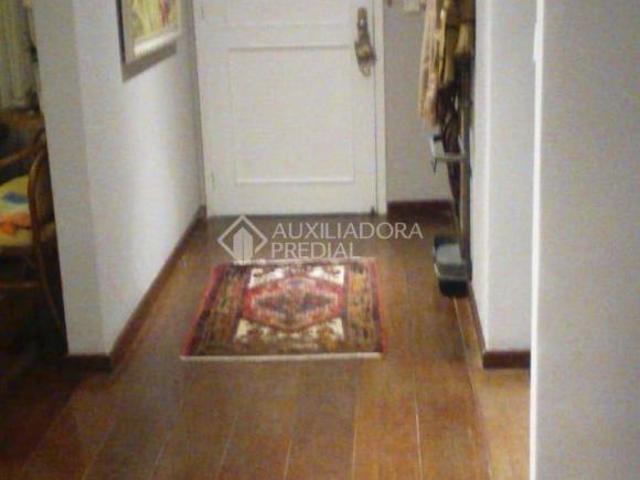 Casa 4 dormitórios com duas vagas no bairro Ipanema
