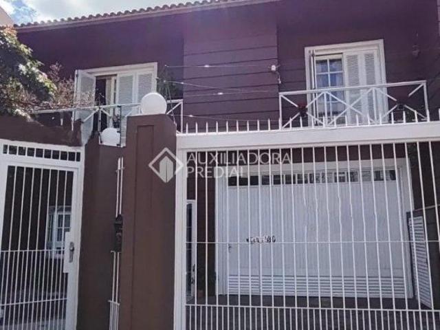 Casa 4 dormitórios com piscina