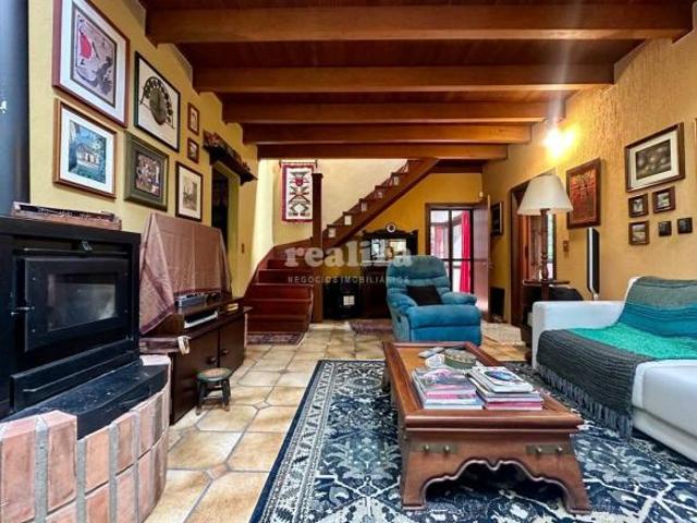 CASA 4 DORMITÓRIOS COM TERRENO AMPLO
