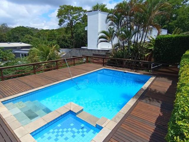 Casa 4 dormitórios com 2 suítes e varanda, condomínio fechado. ao lado Parque Cemucam