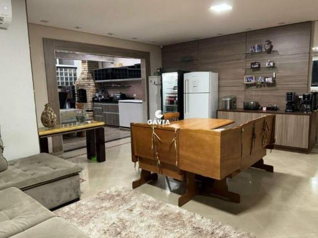 Casa 4 dormitórios a venda no Embaré