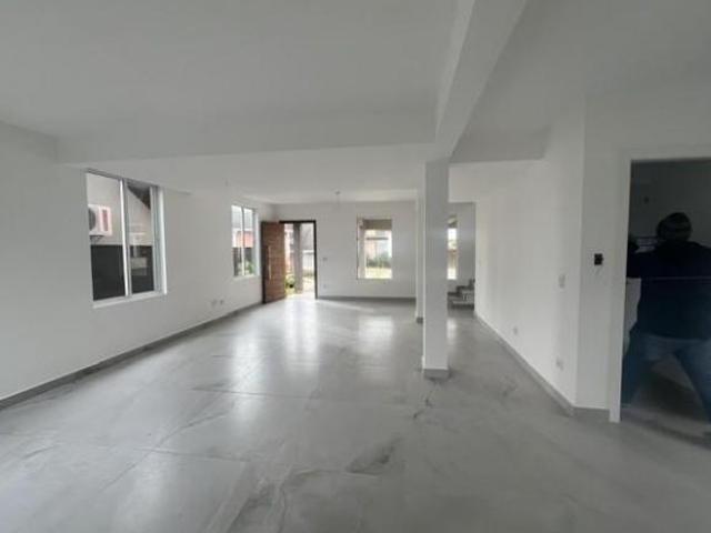 Casa 4 dormitórios em condominio fechado em Santa Felicidade