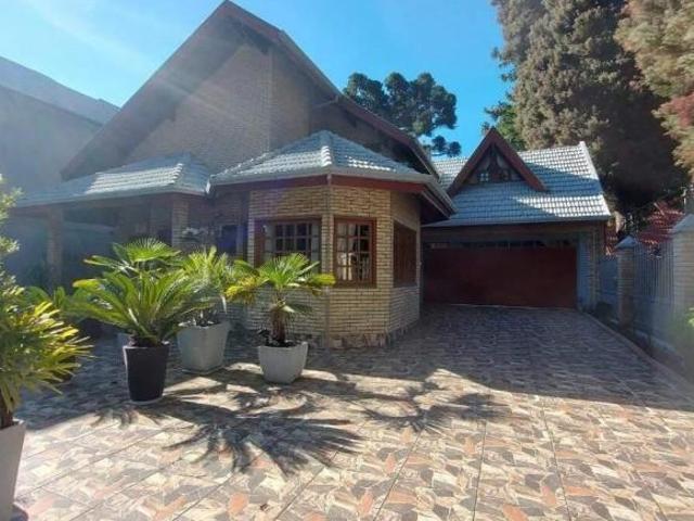 CASA 4 DORMITÓRIOS EM BAIRRO NOBRE DE GRAMADO