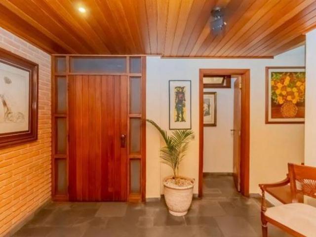 Casa 4 Dormitórios em Moema toda iluminada!